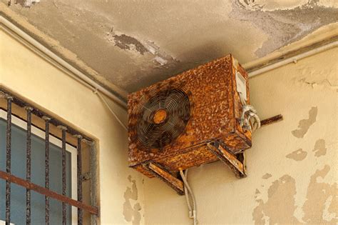 수리 또는 교체 야외 장치를 필요로 오래된 녹슨 에어컨 기후 장비 및 건물에 바다 공기의 영향의 예 금속에 대한 스톡 사진 및 기타 이미지 Istock