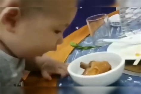 六个月大的宝宝一看到鸡腿就这反应真是太搞笑了 鸡腿 反应 宝宝