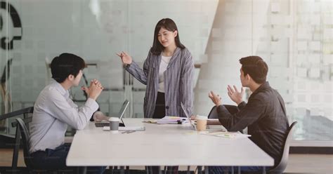회의실에서 태블릿으로 팀원들에게 전략을 보여주는 젊은 여성 사업가 사진 Unsplash의 태국 이미지