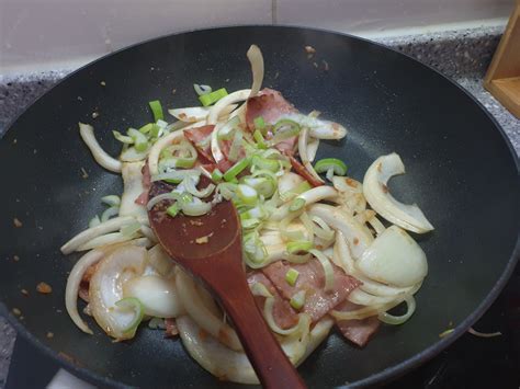 밥 술 다 가져와~ 베이컨 양파볶음