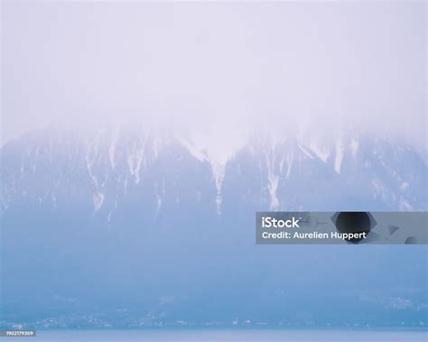 제네바 호수 근처 스위스 알프스의 분홍색과 파란색 안개 낀 산 0명에 대한 스톡 사진 및 기타 이미지 0명 경관 배경 주제 Istock