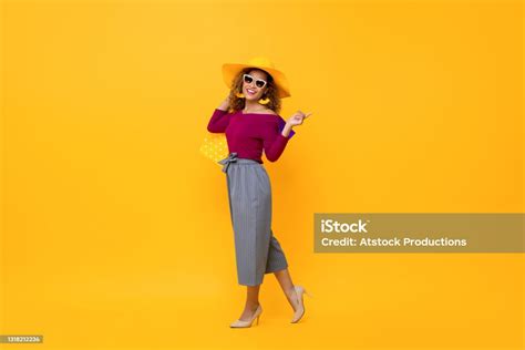 고립 된 스튜디오 노란색 배경의 측면을 가리키며 쇼핑 백을 들고 걷는 행복한 아프리카 계 미국인 여성의 전체 길이 초상화 여자에 대한 스톡 사진 및 기타 이미지 Istock