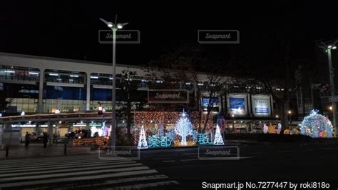 ライトアップされた夜の街の写真・画像素材 7277447 Snapmart（スナップマート）