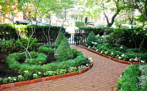 Formal Front Yard Landscaping Ideas