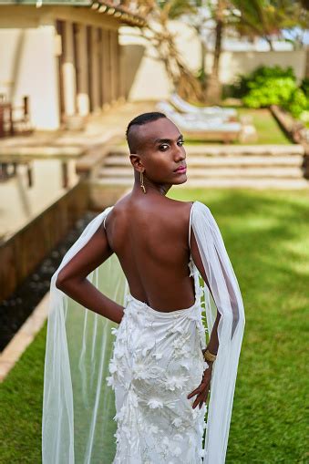빌라에서 우아한 흰색 가운을 입은 모호한 성별 유동적인 사람 Lgbtq 결혼식 장면 현대 신부 패션 열대 정원 환경 포괄적 인 사랑 축하 개성 개념에 대한 스톡 사진 및