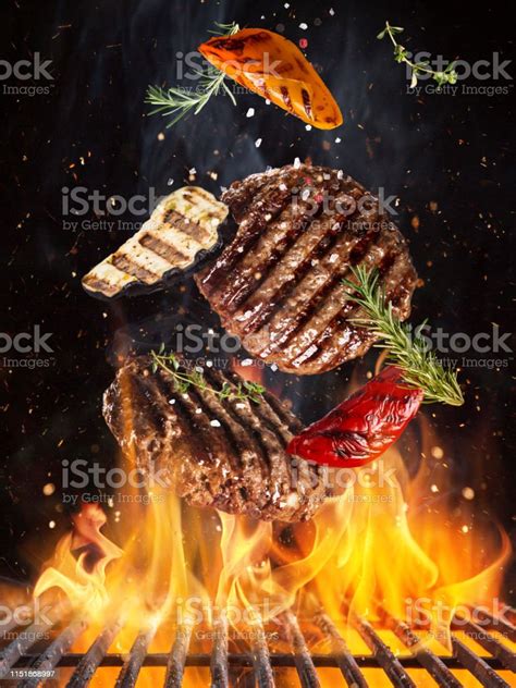 맛 있는 쇠고기 스테이크 화재 불길과 주철 화 격자 위에 비행 건강한 식생활에 대한 스톡 사진 및 기타 이미지 건강한 식생활 고기 굽기 Istock