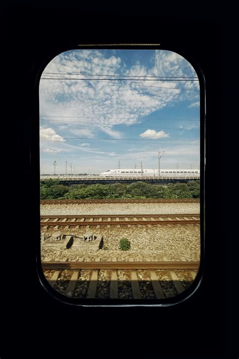 낮에는 푸른 하늘 아래 갈색과 검은색 기차 레일 사진 Unsplash의 무료 창 이미지