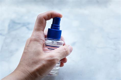 세균 박테리아 및 바이러스의 확산을 방지하기 위해 알코올 스프레이 또는 항균 스프레이를 적용하는 사람들의 손 우한 코로나