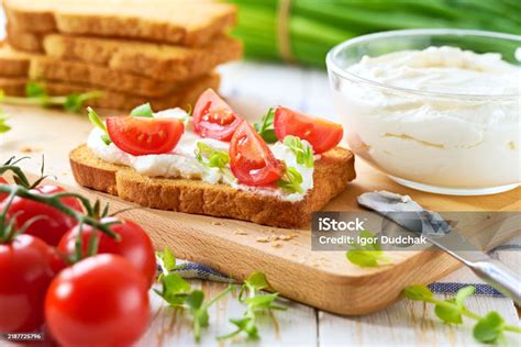 건강한 아침 식사 부엌 테이블에 리코타 치즈와 방울 토마토를 곁들인 브루스케타 전통적인 이탈리아 지중해 음식 0명에 대한 스톡