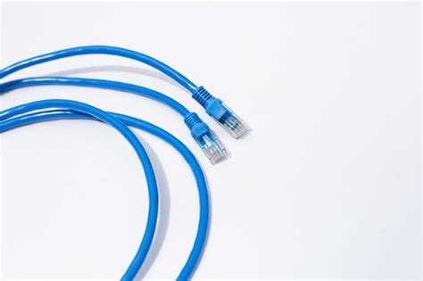흰색 바탕에 Lan 네트워크 연결 이더넷 파란색 케이블입니다 프리미엄 사진
