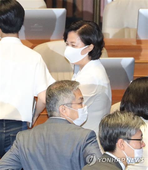 본회의장 떠나는 추미애 법무부 장관 연합뉴스