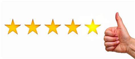 손 사인 엄지 손가락과 5 성급 기호 긍정적 인 평가 리뷰 및 피드백의 개념을 보여주는 여자 흰색 배경 경외감에 대한 스톡 사진 및 기타 이미지 Istock