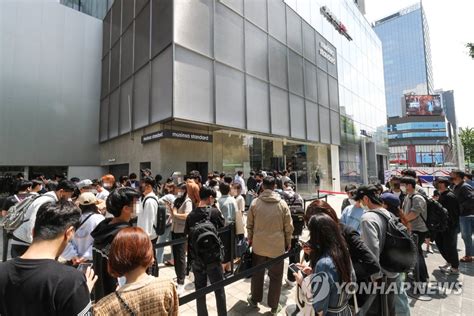 무신사 스탠다드 홍대 개장 입장 기다리는 인파 연합뉴스