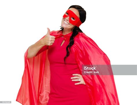 전면보기 카메라 1 인 허리까지 성인 아름다운 검은 머리 긴 머리 백인 여성 젊은 여성 슈퍼 우먼 슈퍼 히어로 히로인 영웅 서 멋진 태도를 보여주는 확인 기호의 초상화 40