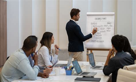 사무실에서 비즈니스 계획에 대해 이야기 하는 비즈니스 맨 프리젠테이션 연설에 대한 스톡 사진 및 기타 이미지 프리젠테이션 연설 남자 백인종 Istock