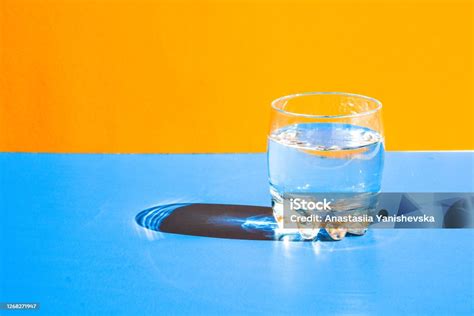 경쾌한 빛과 그림자 물에 반사와 파란색 배경에 물 유리 알코올 음료 목말라 0명에 대한 스톡 사진 및 기타 이미지 0명