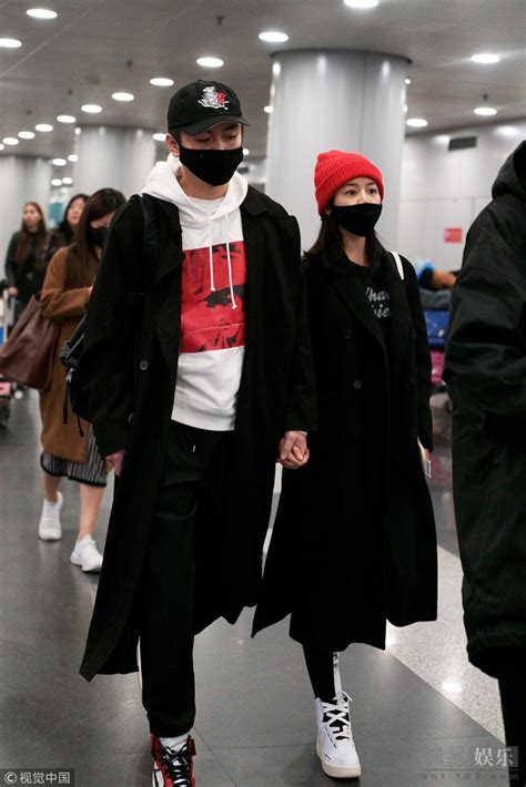 陈晓陈妍希穿情侣装现身 十指紧扣深情对视 娱乐 环球网
