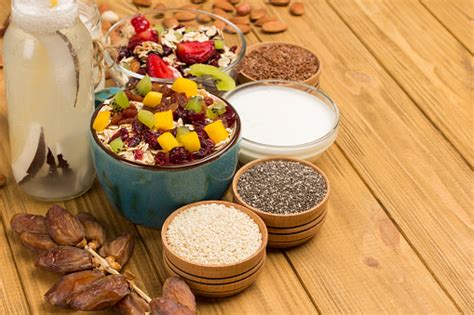 뮤즐리 균형 잡힌 단백질 아침 식사 과일 딸기 씨앗 견과류 코코넛 음료와 요구르트 0명에 대한 스톡 사진 및 기타 이미지 0