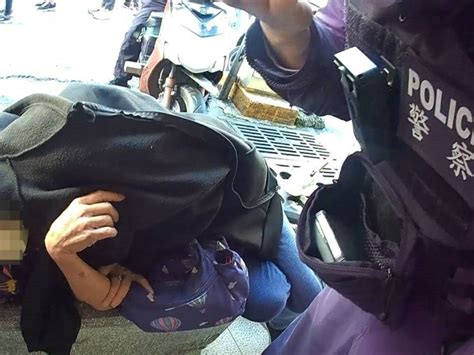 老婦身體不適睡路旁 暖警關懷助返家 在地大小事 地方 Nownews今日新聞