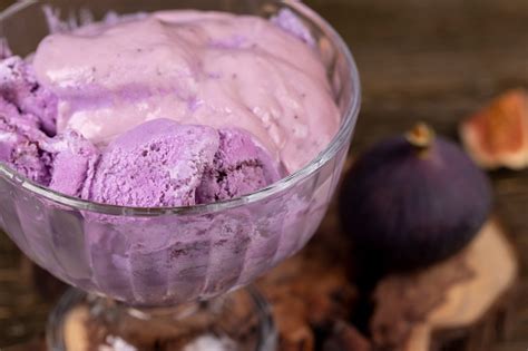 차갑고 달콤한 무화과 맛의 아이스크림과 잘 익은 보라색 무화과가 테이블 위에 있습니다 건강한 생활방식에 대한 스톡 사진 및 기타 이미지 건강한 생활방식 과일 냉동