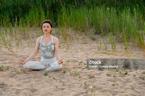 연꽃에서 밖에서 요가를 연습하는 여자는 모래 위에서 포즈를 취한다 건강한 생활방식에 대한 스톡 사진 및 기타 이미지 건강한 생활방식 기도 자세 들이마심 Istock