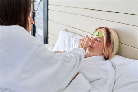 엄마와 십대 딸이 천연 화장품과 오이를 사용하여 얼굴을 돌보는 16 17 살에 대한 스톡 사진 및 기타 이미지 16 17 살 2명 가정 생활 Istock