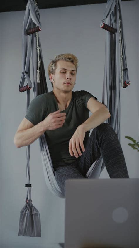 有关个人空间 休閒裝 伸展 健康 健康的生活型態 健身 健身习惯 健身器材 健身房 健身模特兒 冥想 呆在家里 和諧 在家 在形状 地平線 女人 女孩 女性