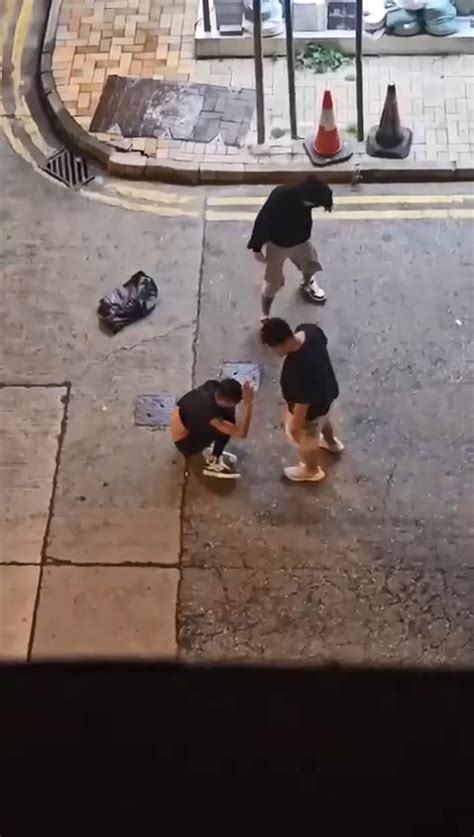有片男子自稱黑社會擸刀斬人 反遭3大漢圍毆兇返轉頭 即跪地求饒有眼不識泰山 星島日報