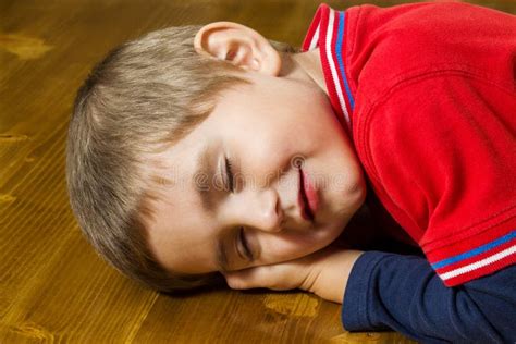 O Menino Caiu Adormecido Na Tabela Foto De Stock Imagem De Lifestyle Resistente