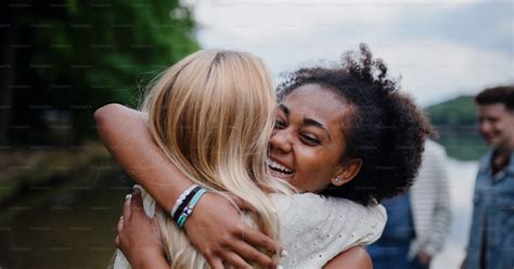 공원에서 함께 즐거운 시간을 보내는 친구들 우정과 라이프스타일 컨셉 사진 Unsplash의 우정 이미지