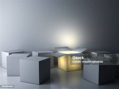 다른 사람의 사이에서 빛나는 한 빛나는 열린된 상자 폐쇄 반사와 그림자 3d 렌더링와 어두운 화이트 룸 배경에 흰색 사각형 상자