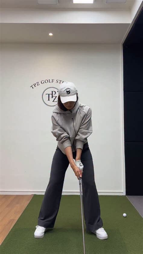 📍 숏아이언 칠때 ⠀ 저는 9i~58도 웨지까지 핀공략시 왼발 체중6 오른발4 백스윙때도 유지 머리축 고정하고 80의 백스윙크기로 감속없이 그립의 압력을 피니쉬까지