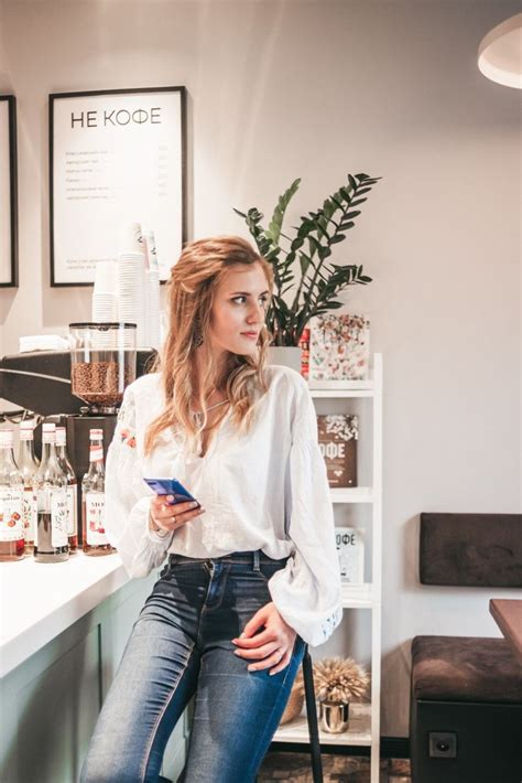 Девушка в кофе девушка с телефоном кафе люди девушка красивое