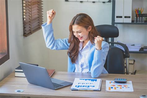 마케팅 재무 회계 기획 아름다운 나뭇잎을 가진 아시아 여성 사업가 팀 리더는 성공적인 회사 업무 후 기쁨을 보여줍니다 개념에 대한 스톡 사진 및 기타 이미지 Istock