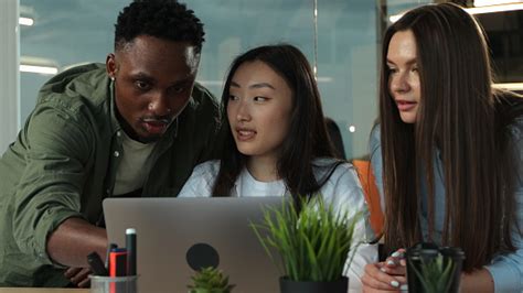 데스크톱 컴퓨터에서 함께 작업하는 향후 스타트업 계획을 논의하는 사무실에서 협력하는 야심 찬 직원의 다민족 그룹 브레인스토밍 비즈니스 미팅 경영자에 대한 스톡 사진 및 기타