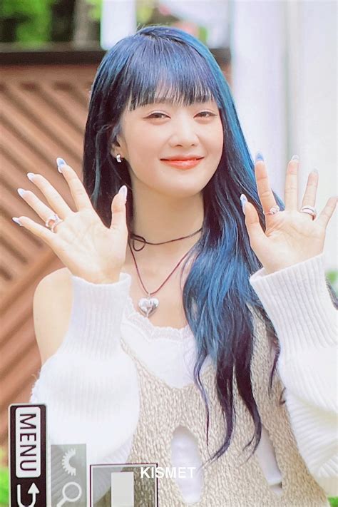 더쿠 오늘자 파란머리로 염색한 아이들 민니 근황