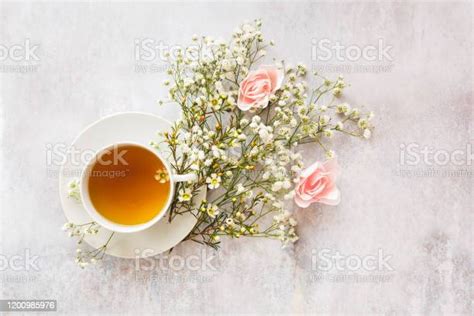 소박한 회색 배경에 다양한 꽃으로 둘러싸인 차 한 잔 맨 위 보기 빈 공간 0명에 대한 스톡 사진 및 기타 이미지 0명 개념 건강한 생활방식 Istock