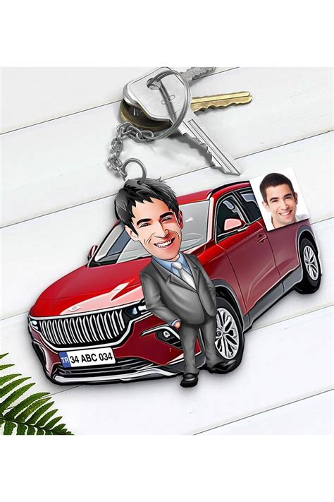 Bk T Kişiye Özel Erkek Togg Figürlü Plakalı Ahşap Karikatür Anahtarlık 1 Arkadaşa Hediye