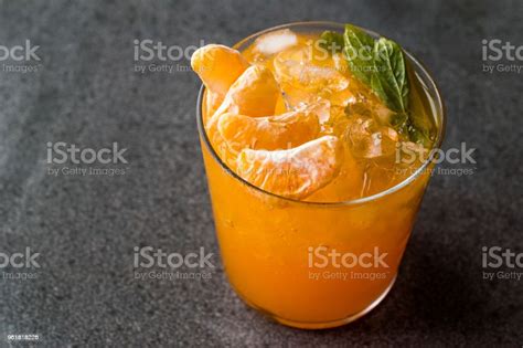만다린 모 히 토 칵테일 민트 잎 및 얼음 분쇄 귤 또는 클레 멘 타인 Clementine Fruit에 대한 스톡 사진 및 기타 이미지 Clementine