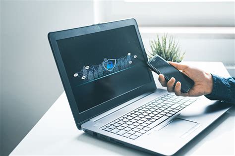 데이터 과학 비즈니스 및 인공 지능 Ai 디지털 기술 컴퓨터 코드 및 빅 데이터 글로벌 인터넷 네트워크 소프트웨어 개발로 디지털 태블릿을 작업하는 소프트웨어 엔지니어 교환에