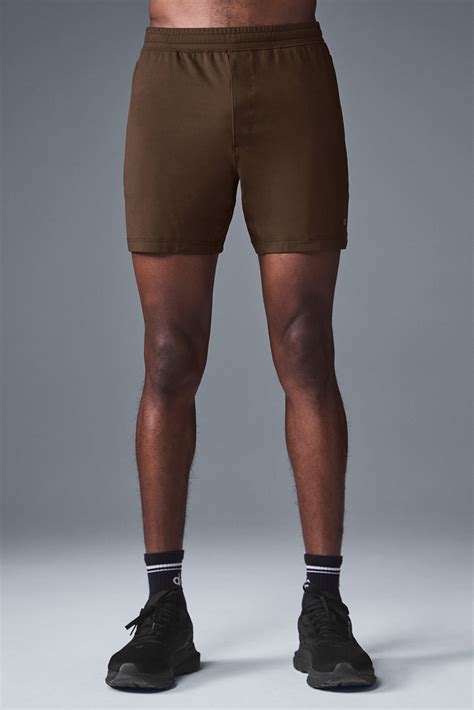 7 conquer react performance short espresso alo yoga
