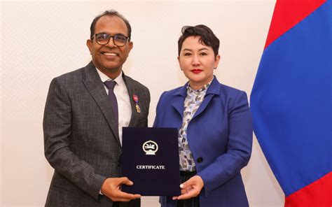 НҮБ ын Хүнс хөдөө аж ахуйн байгууллагын Суурин төлөөлөгч Винод Ахужа г “Найрамдал” медалиар