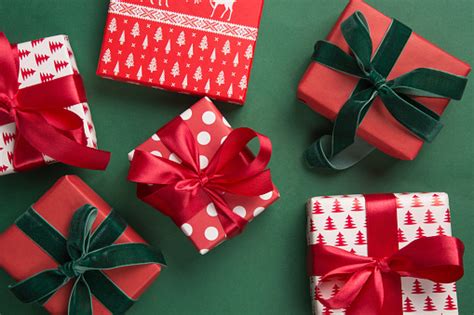 녹색 배경에 휴일 선물의 크리스마스 패턴입니다 권투 의 날 인사말 카드 겨울 새해 복 많이 받으세요 텍스트를 위한 공간 0명에 대한 스톡 사진 및 기타 이미지 Istock