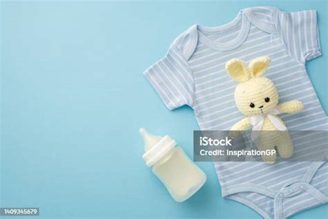 아기 액세서리 개념 카피 스페이스가있는 고립 된 파스텔 블루 배경에 니트 토끼 장난감 블루 보디 슈트와 우유 병의 탑 뷰 사진 0명에 대한 스톡 사진 및 기타 이미지