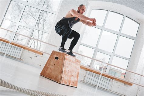 스포츠 체육관에서 나무 상자 위에 점프 수염 선수 남성 피트 니스에서 운동 하는 사람에 게 맞는 점프 연습 건강한 생활방식에 대한 스톡 사진 및 기타 이미지 Istock