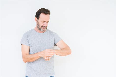 손목 시계 편안 하 고 자신감에 시간을 확인 하는 고립 된 배경 위에 잘생긴 수석 남자 가리키기에 대한 스톡 사진 및 기타 이미지 가리키기 검사 보기 긴급 개념