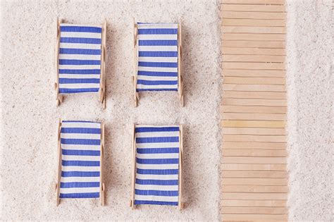 파란색과 흰색 줄무늬 데크 의자에 나무 길이 있는 모래 해변 해변에서 열대 여름 휴일의 최소 개념 갑판 의자에 대한 스톡 사진 및 기타 이미지 Istock