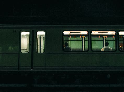 교통 그린 인테리어 기관차 기차 기차 안에서 다크 트랜스포테이션 대중교통 도시 도시 교통 도시의 도시의 밤 메트로 밤 비11 사람 승객 실내