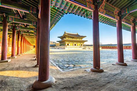 서울 경복궁 빌딩숲 사이에서 마주할 수 있는 옛 궁궐 Go Guides