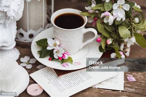아름다운 엽서 접시 조상 양초 책 꽃이 만발한 사과 나무 꽃다발이 달린 꽃병이있는 흰색 커피 컵 아름 다운 정물입니다 봄철 좋은 아침의 개념 0명에 대한 스톡 사진 및 기타